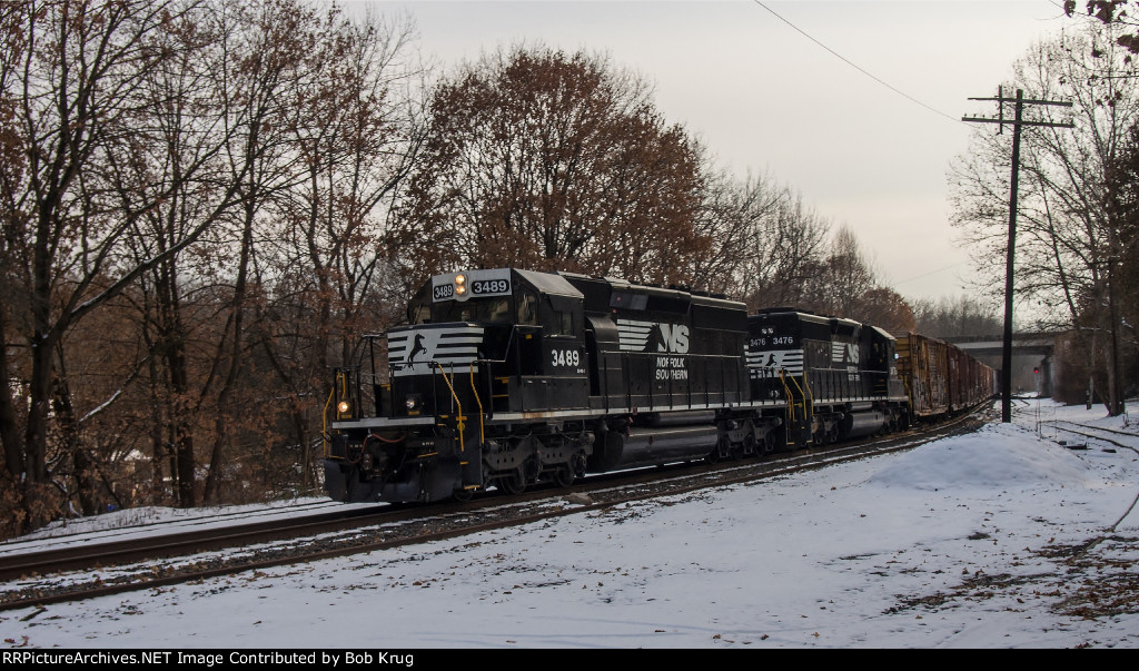 NS 3489 leads a southbound local through Treichler's